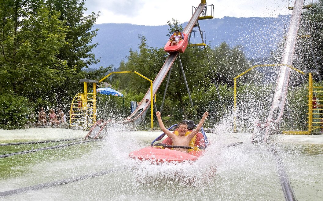 Pressegger See I ein See inmitten von Bergen, Wäldern und Wiesen