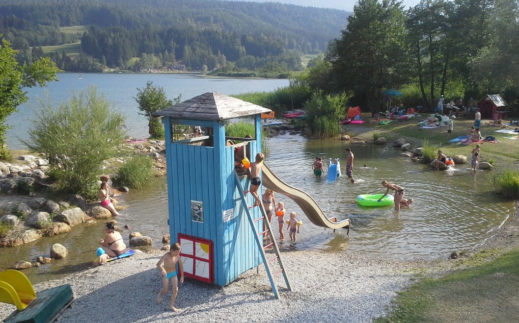 Pressegger See I ein See inmitten von Bergen, Wäldern und Wiesen